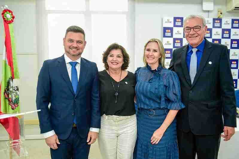 Vice-governadora empossa novo presidente da Junta Comercial de SC ... Vice-governadora empossa novo presidente da Junta Comercial de SC ...